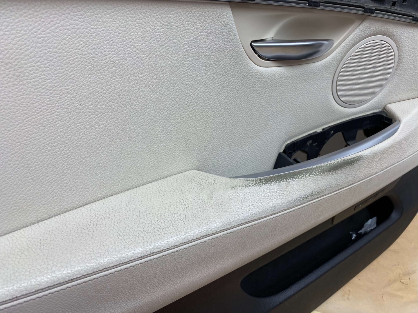 BMW X3 naprawa tapicerki skórzanej - Karol Szczepański